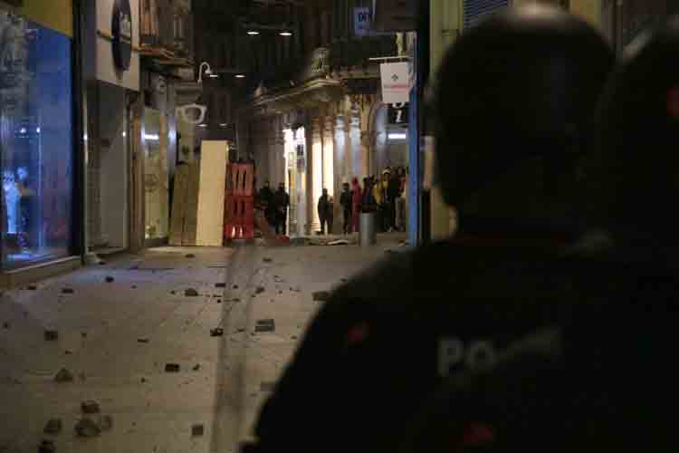 Les barricades de foc, els enfrontaments i les càrregues s'estenen a ...